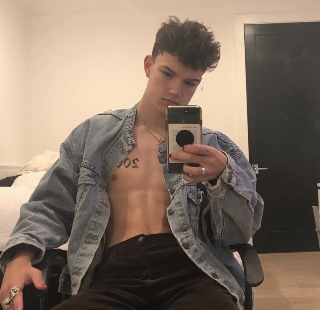 What is Ian Jeffrey Famous for? His Age, Height, Brother, Gay