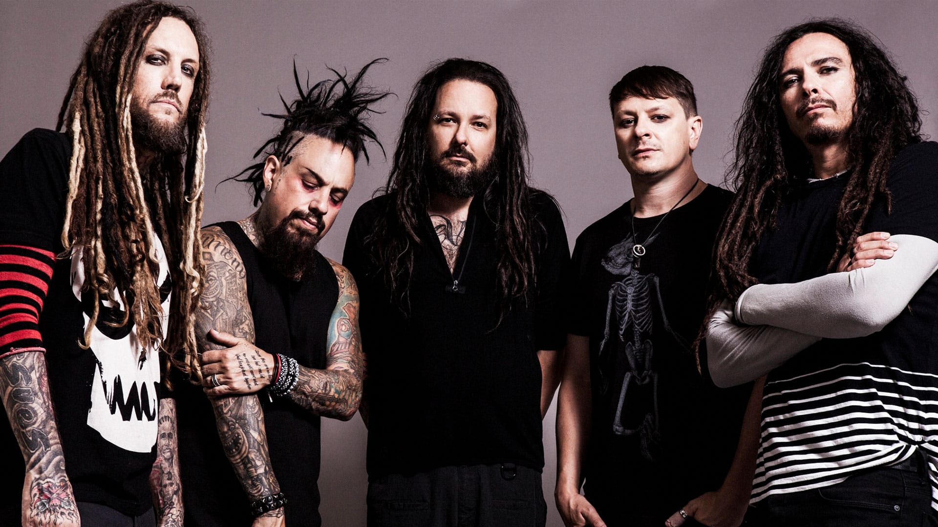 How many members of Korn are there? Who is Korn lead singer?