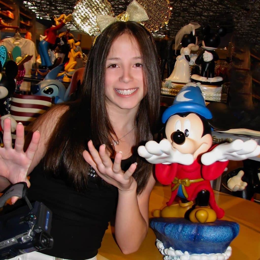 What movies is Amber Scholl in? Her Age, Height, Net Worth